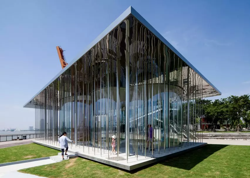 O Cloud Pavilion de Schmidt Hammer Lassen é um espaço de eventos efêmero com paredes de vidro em Xangai