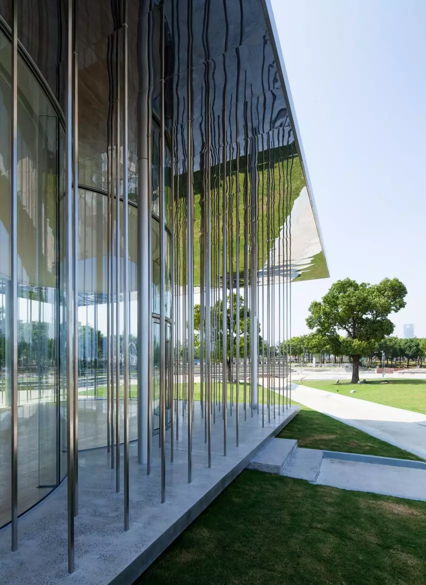 O Cloud Pavilion de Schmidt Hammer Lassen é um espaço de eventos efêmero com paredes de vidro em Xangai