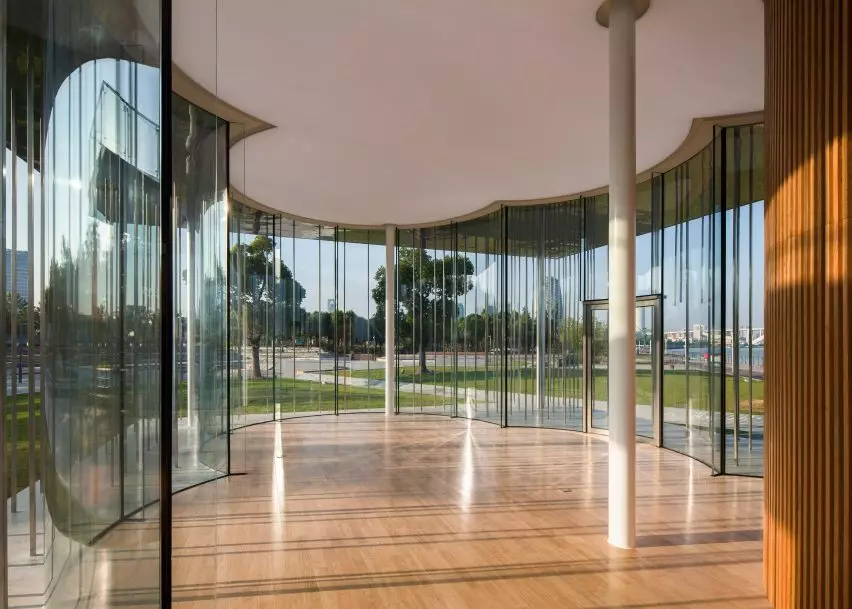 O Cloud Pavilion de Schmidt Hammer Lassen é um espaço de eventos efêmero com paredes de vidro em Xangai