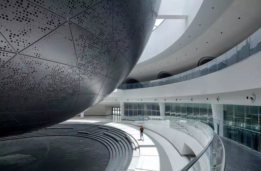 Bolvormig planetarium in Shanghai