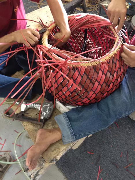 Dala, Dedon, outdoor lounge seating at koleksyon ng mga accessories ni Stephen Burks, hand-woven sa Pilipinas, 2012–13. Kuha sa kagandahang-loob ni Dedon