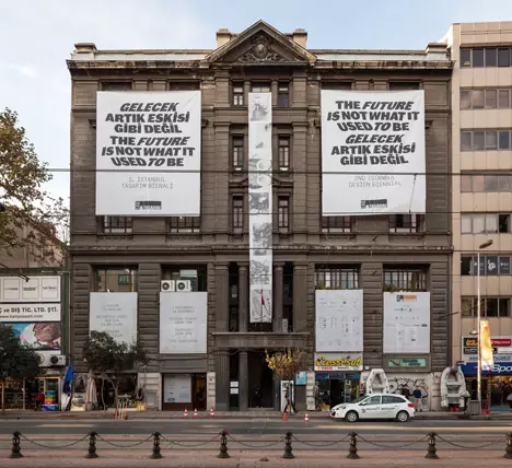 The Future is Not What It Used To Be: 2nd Istanbul Design Biennial identity para sa Istanbul Foundation for Culture and Arts ng Project Projects Turkey, 2014. Kuha sa kagandahang-loob ng Project Projects