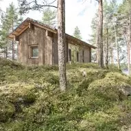 La cabaña del lago de Sini Kamppari cuenta con un revestimiento de listones de madera y una terraza saliente