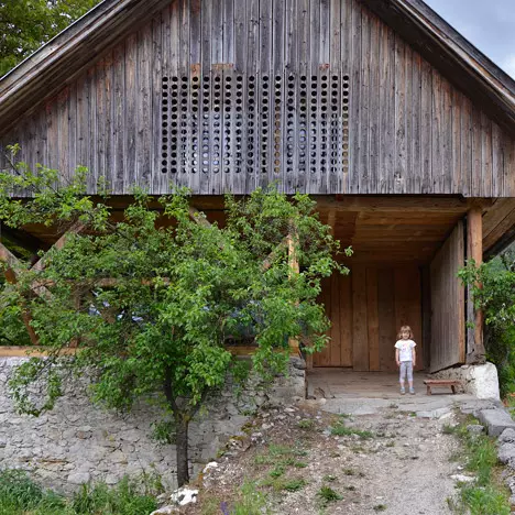 Alpine-Barn-Apartment-by-OFIS_dezeen_468_5