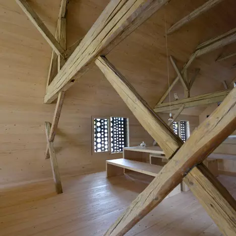 Alpine-Barn-Apartment-by-OFIS_dezeen_468_17