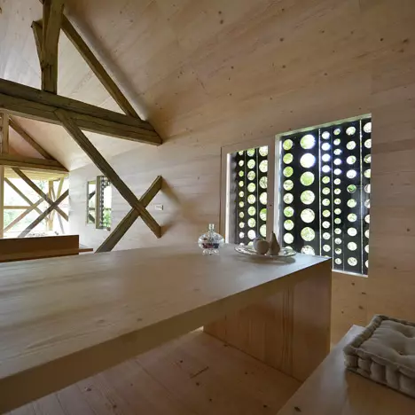 Alpine-Barn-Apartment-by-OFIS_dezeen_468_16