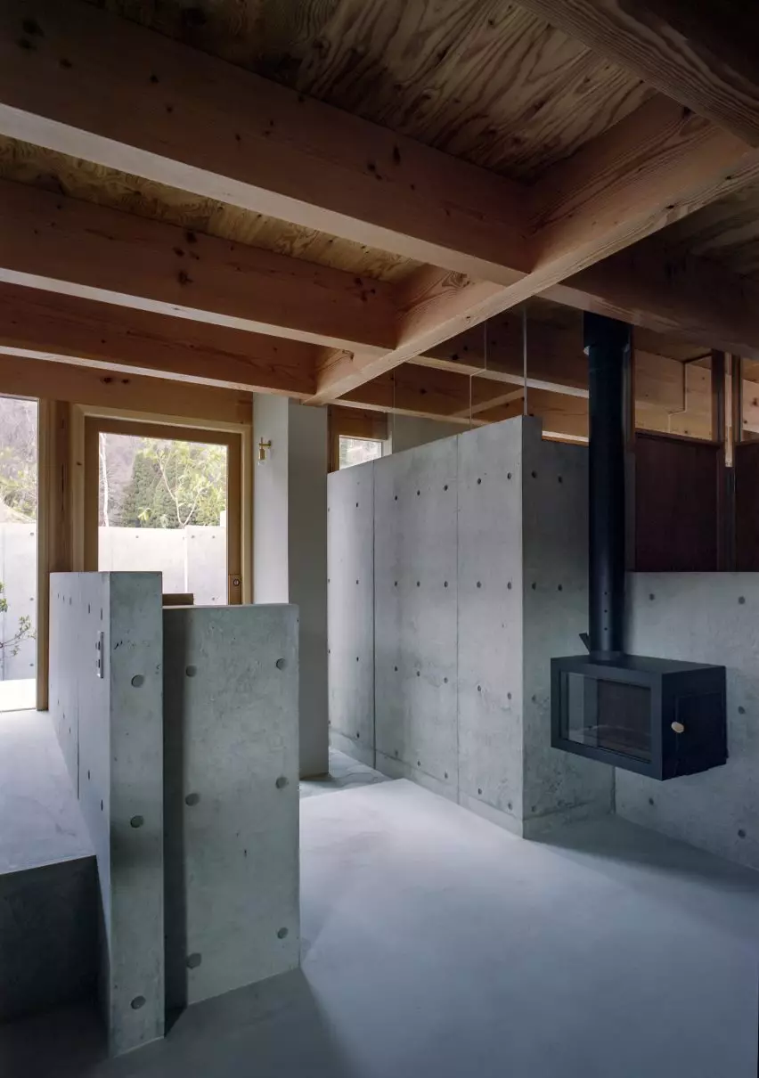 Interior beton lan kayu saka omah Jepang dening FujiwaraMuro Architects