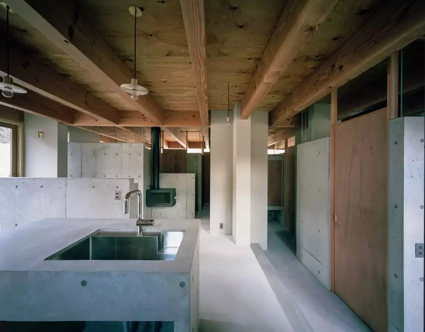 Pawon lan ruang makan beton dening FujiwaraMuro Architects