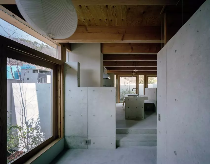 Bahagian dalam konkrit rumah Jepun oleh Fujiwaramuro Architects