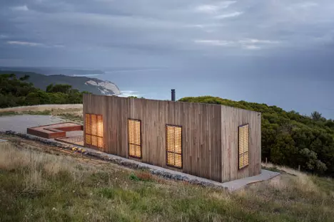 Moonlight Cabin oleh Jackson Clements Burrows Architects