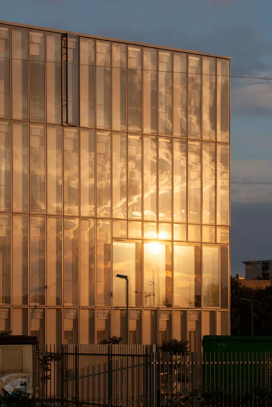 Edificio de oficinas por BVAU