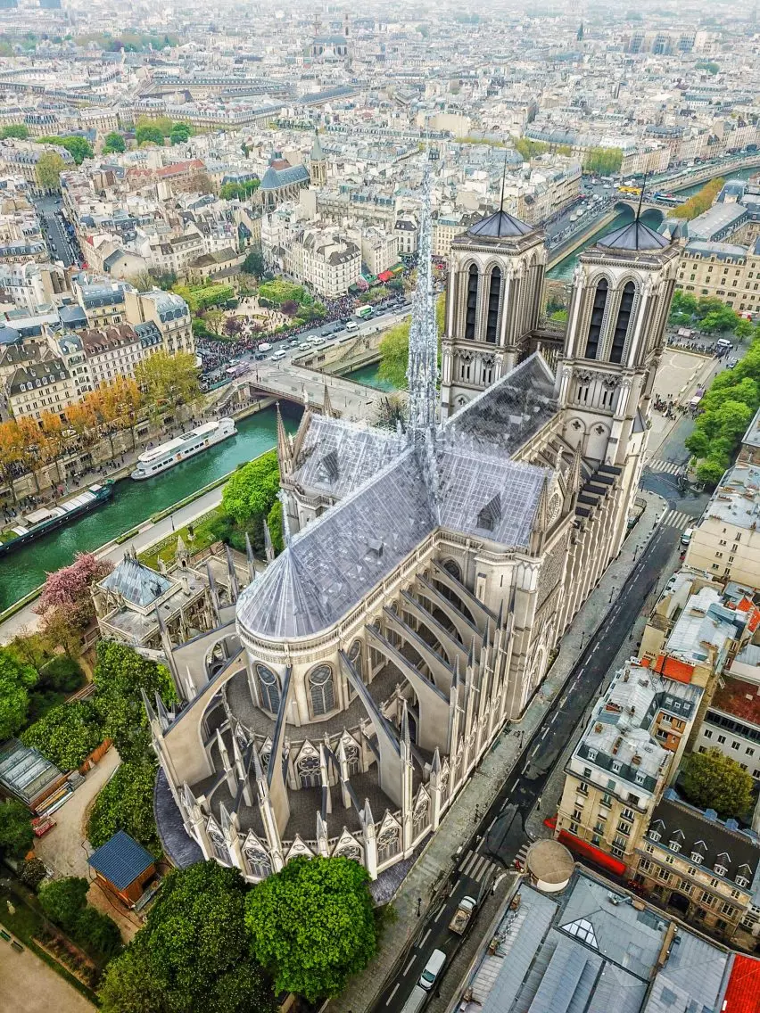 Imọran Inc mẹjọ fun Katidira Notre-Dame ni gilasi igbekalẹ