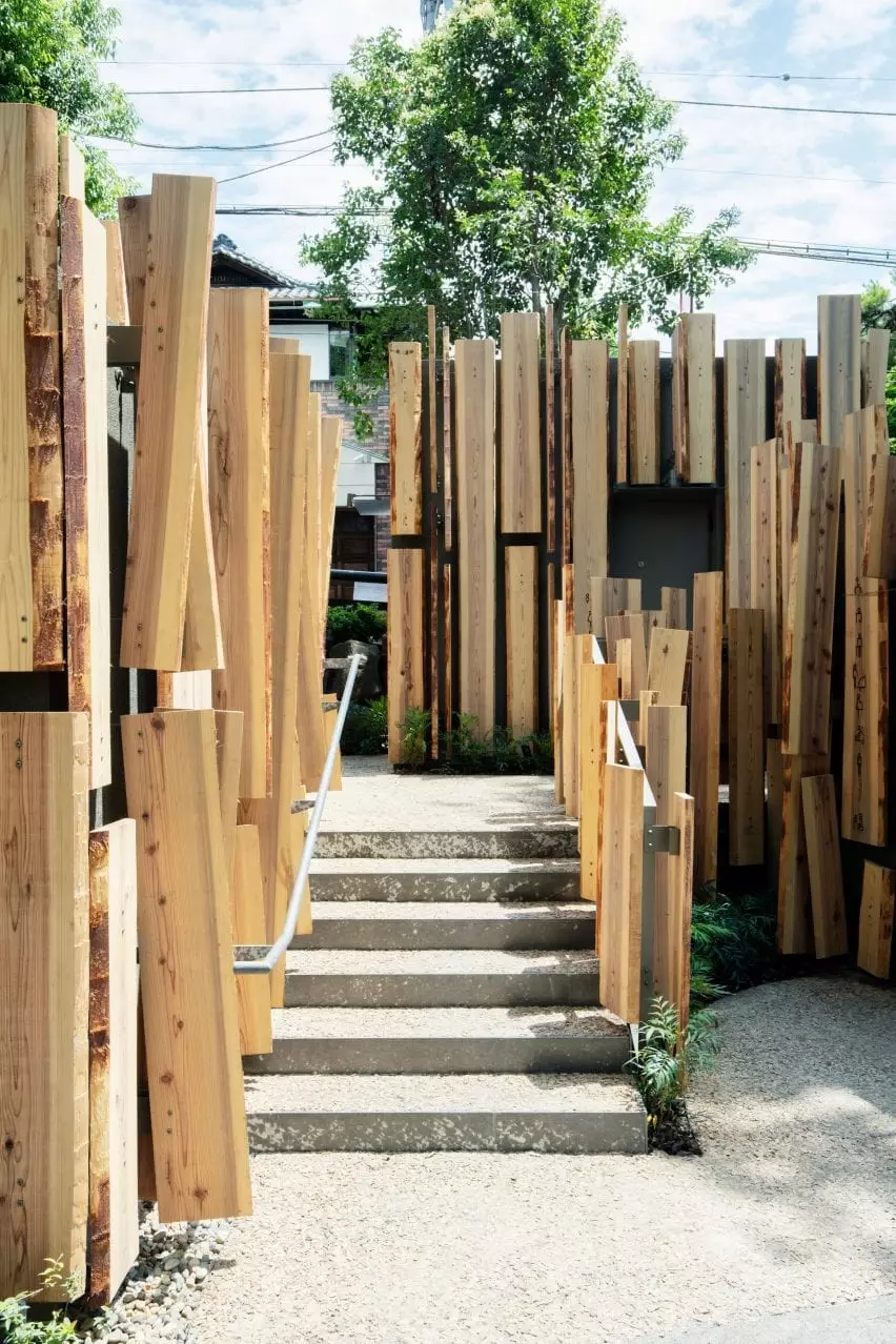 Timber-clad toilet block sa Tokyo