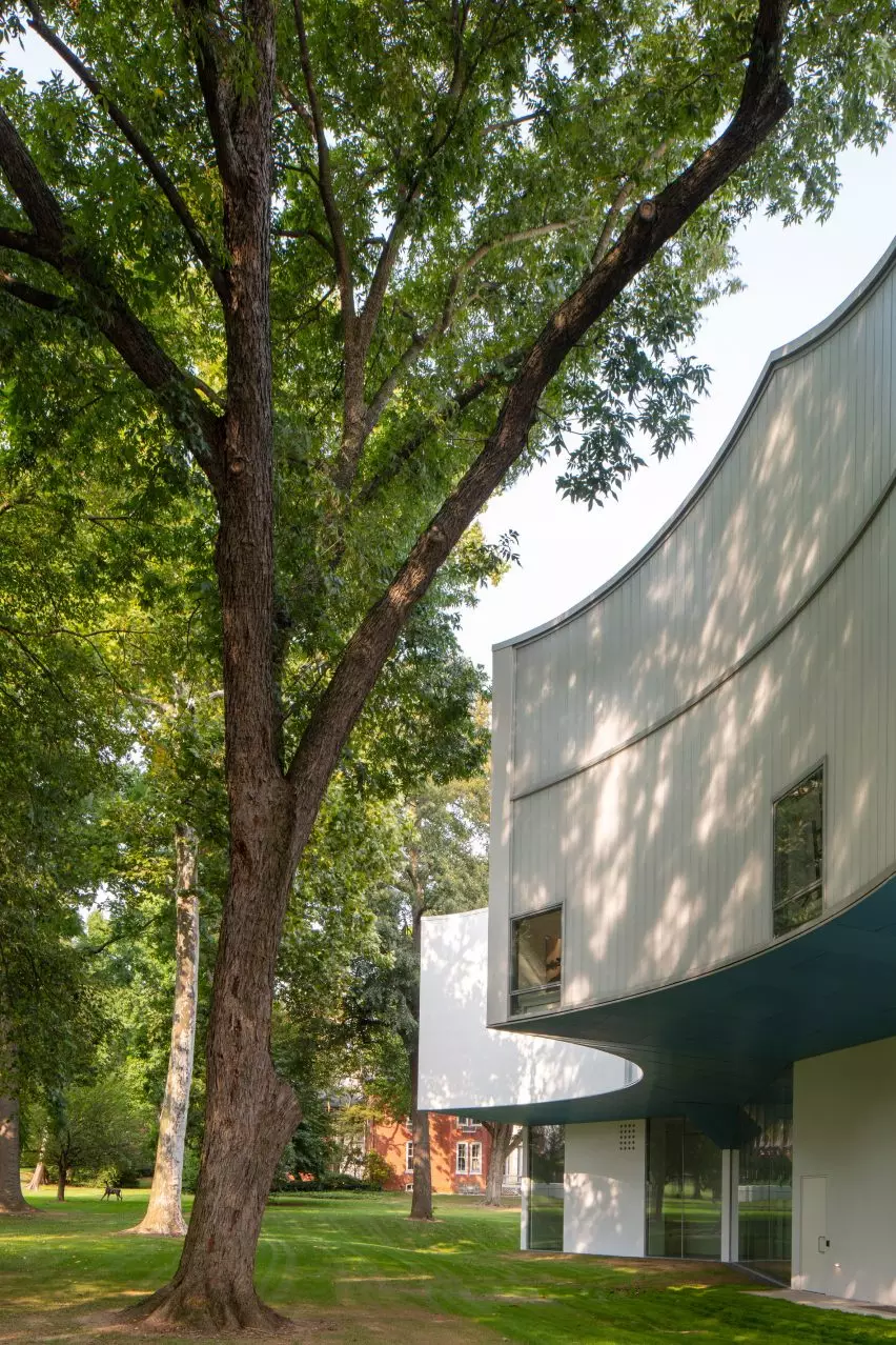 อาคารทัศนศิลป์ฤดูหนาวโดยสถาปนิก Steven Holl ในแลงคาสเตอร์เพนซิลเวเนีย