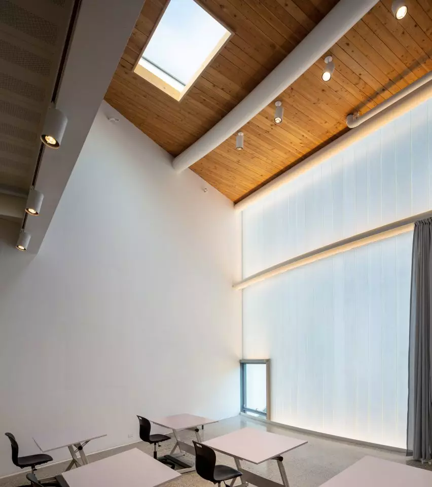 Studio à l'intérieur du bâtiment des arts visuels d'hiver par Steven Holl Architects à Lancaster, Pennsylvanie