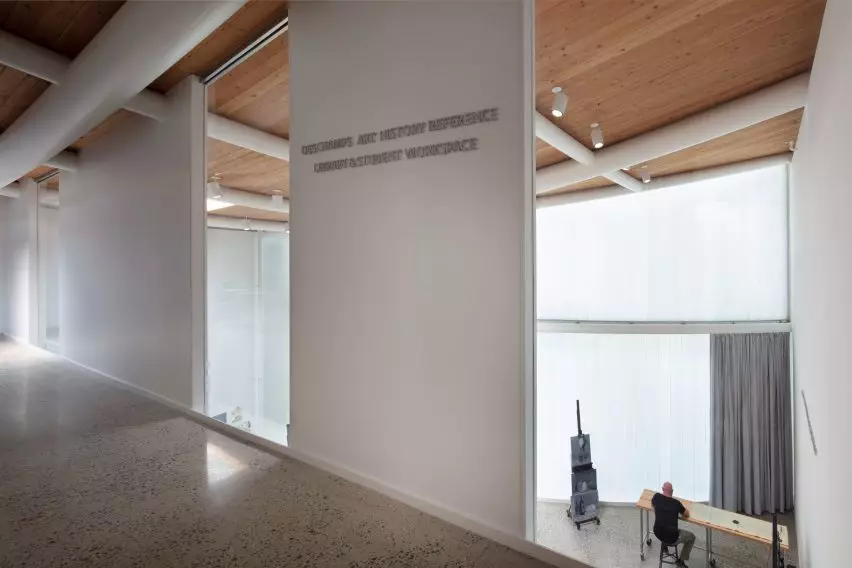 Inside Winter Visual Arts Building deur Steven Holl Architects in Lancaster, Pennsylvania