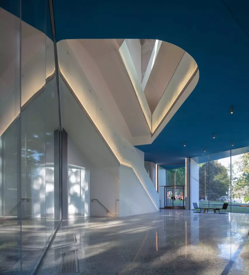 Vchod do budovy zimného vizuálneho umenia od Steven Holl Architects v Lancasteri v Pensylvánii