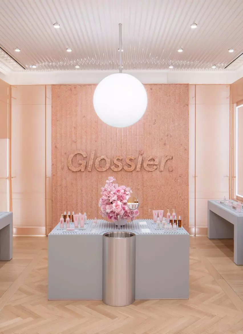 Glossier كوۋېنت باغچىسىدىكى ئەڭ كونا بىنادا لوندوننىڭ بايراقدارىنى ئاچتى 3129_4