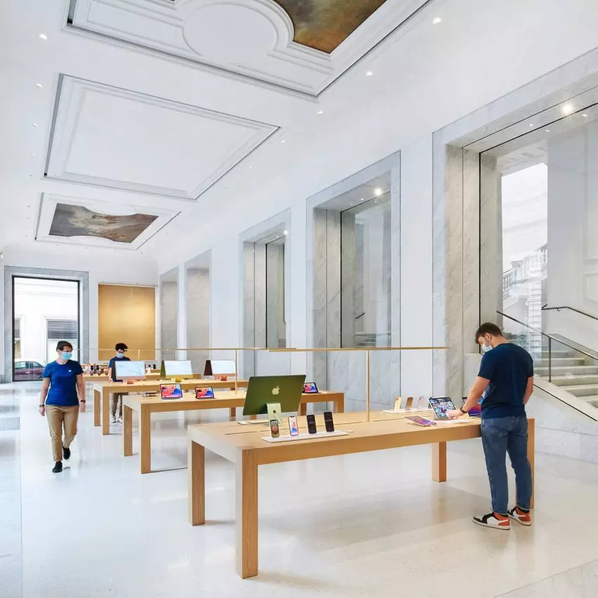 Apple Store дүкенінде мәрмәр интерьері бар