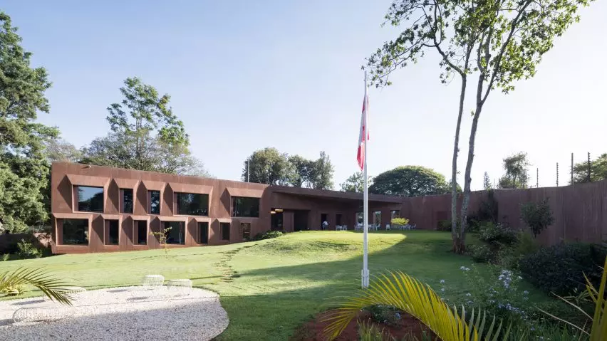 Roeoesli Maeder Architekten . द्वारा केन्या में स्विस दूतावास