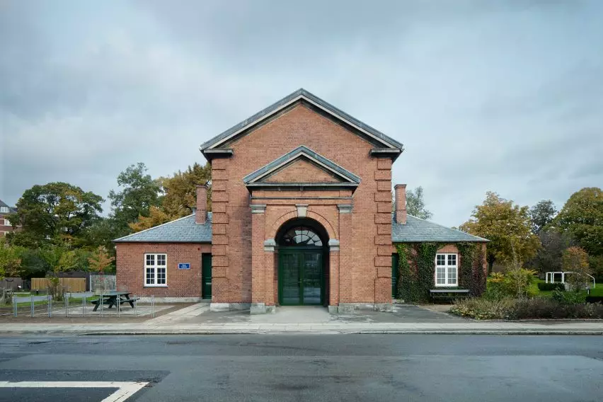 Leth & Gori verwandeln die Kopenhagener Kapelle in eine Einrichtung zur Krebsbehandlung mit bunt bemalten Schreinerarbeiten