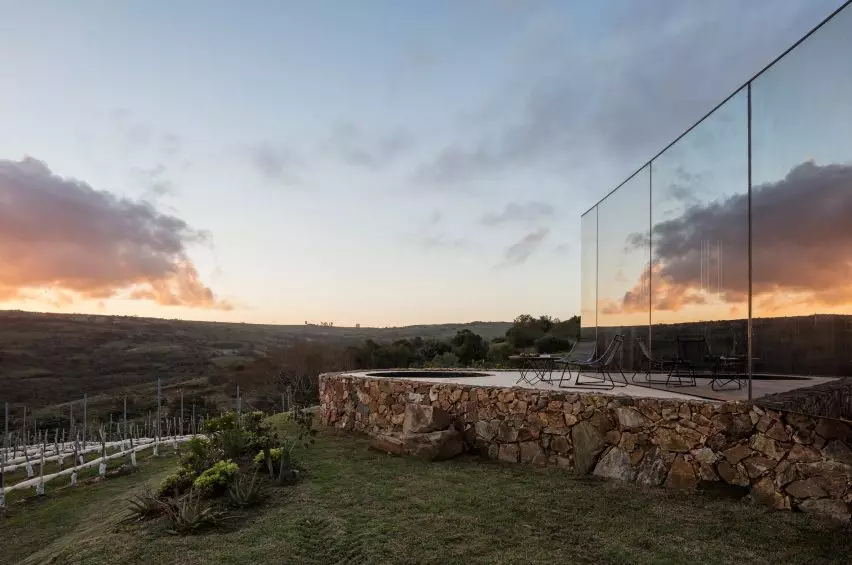 Приюти за ландшафтен хотел Sacromonte от MAPA Architects