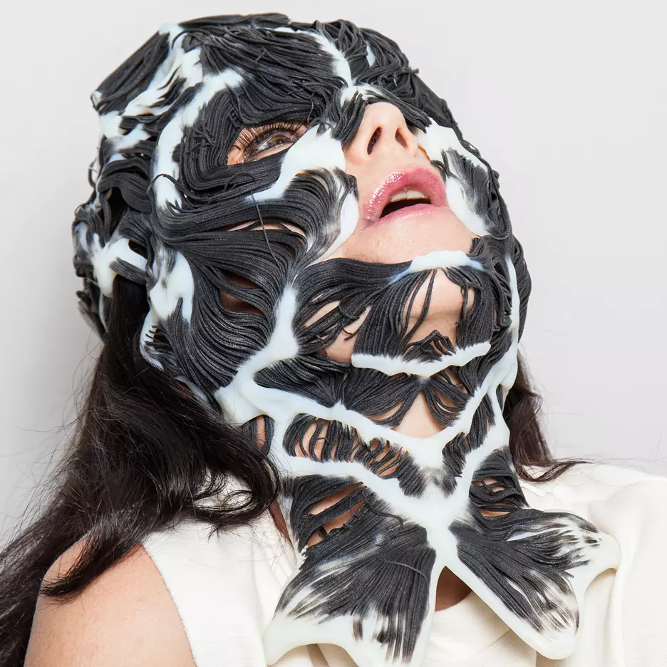 Bjorka sadarbojas ar dizaineri Neriju Oksmenu, lai izveidotu 3D drukātu masku