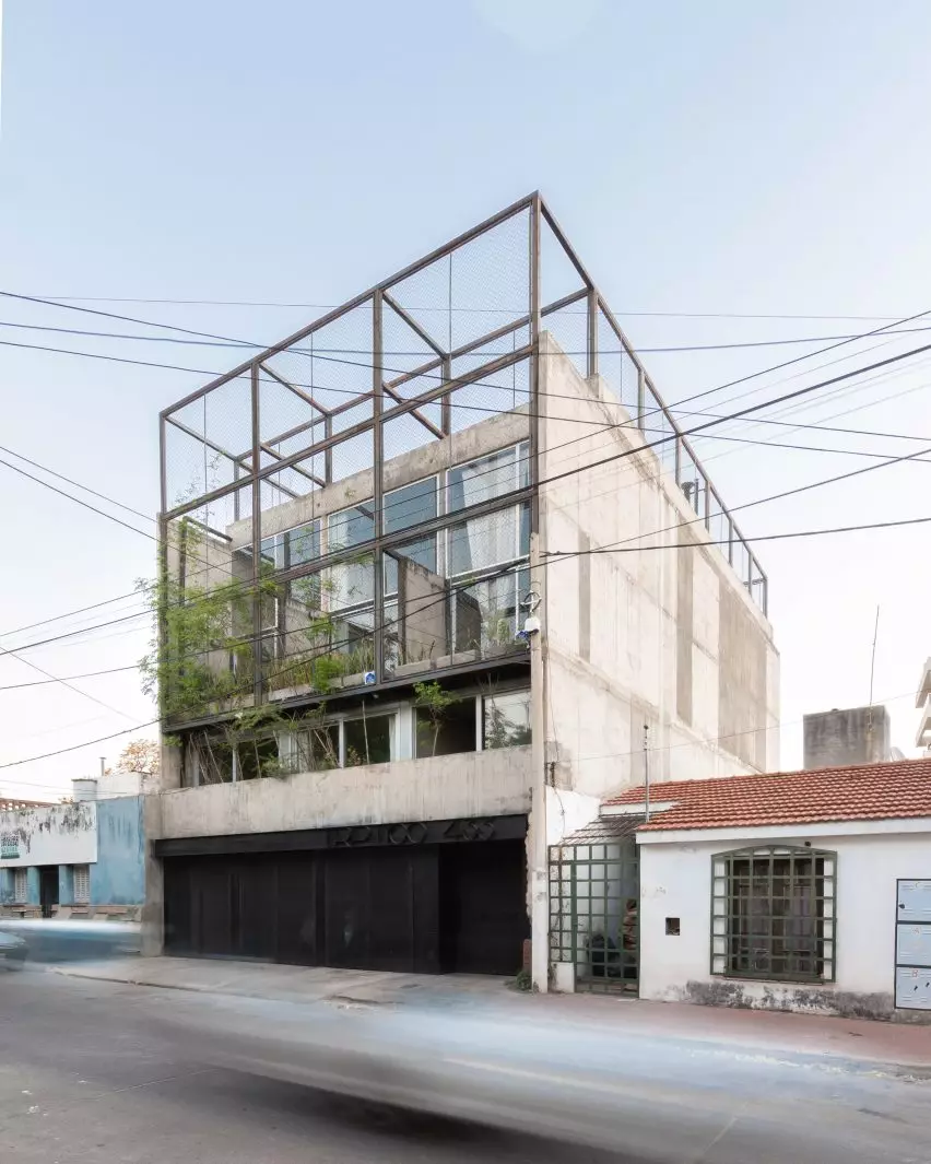 معماران Mariela Marchisio، Cristián Nanzer و Germán Margherit ساختمان Tríptico را طراحی کردند.