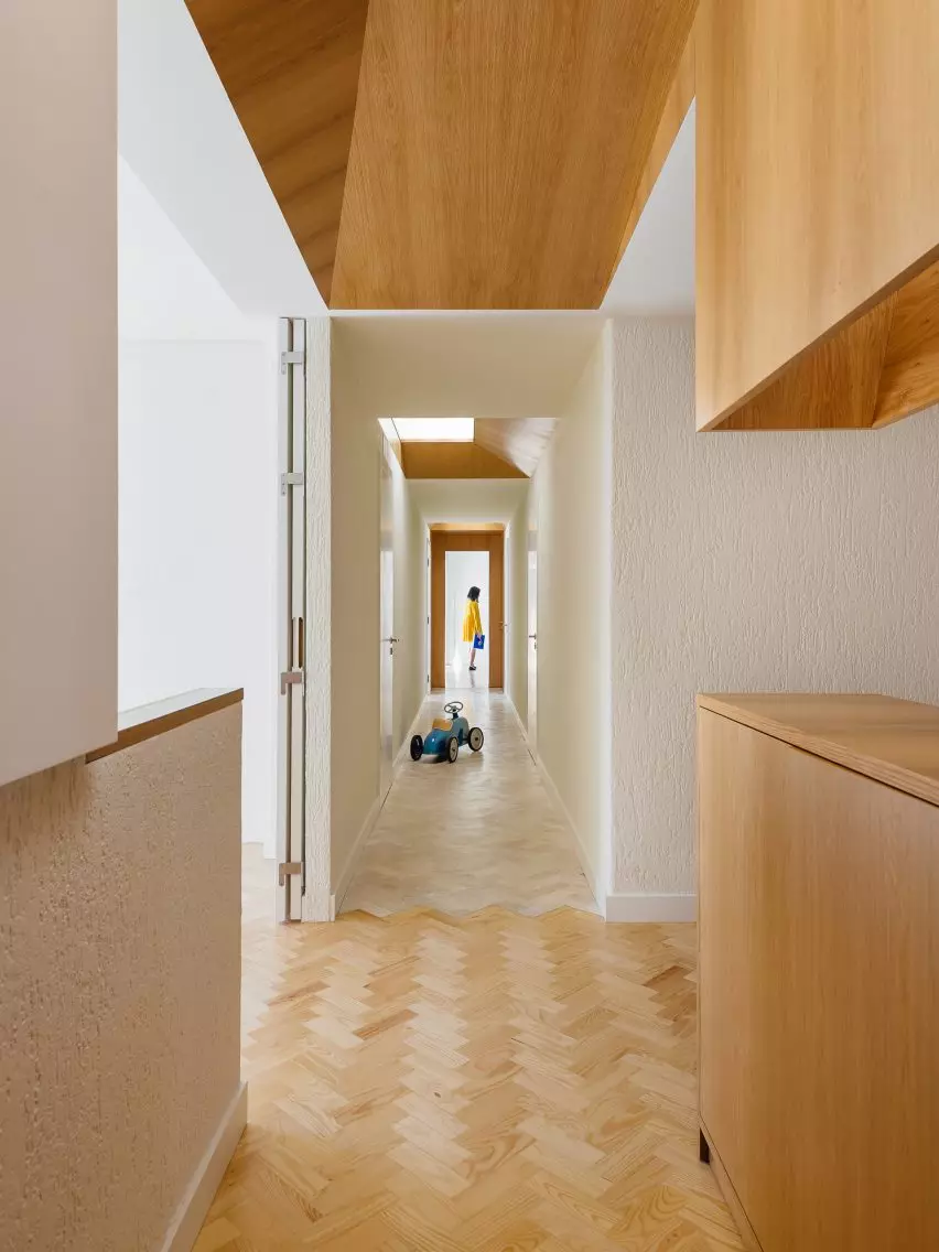 Aurora Arquitectos обновява апартамент от 70-те години на миналия век в Лисабон, Португалия