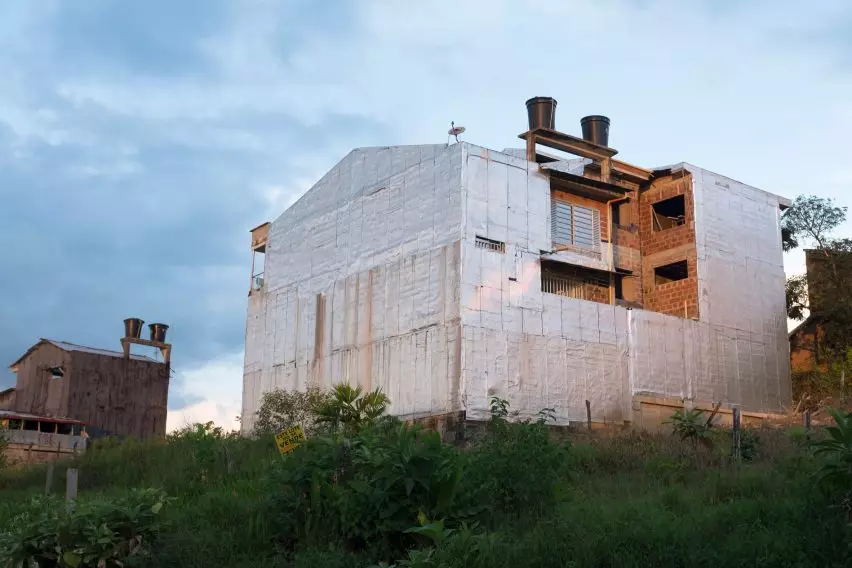 Feuilles d'aluminium sur des bâtiments en Colombie