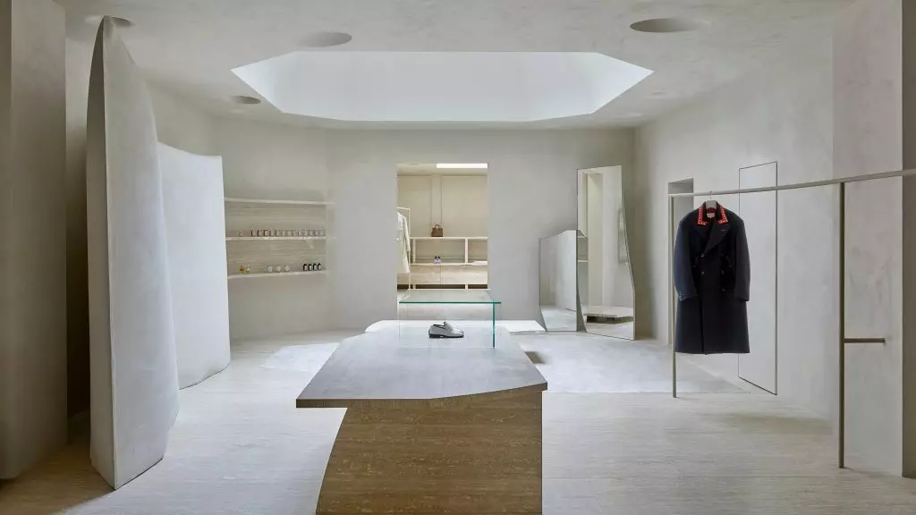 تقوم آن هولتروب بتصميم جدران تشبه القماش لمتجر Maison Margiela