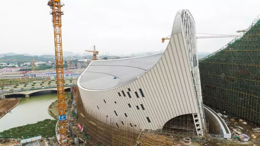 Marc Goodwin cattura il vasto Centro Culturale di PES-Architects in costruzione in Cina
