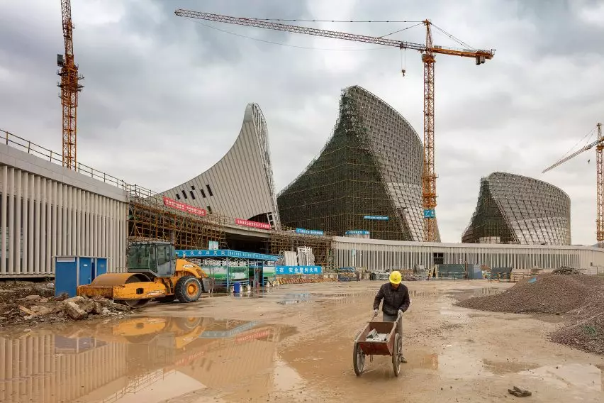 Marc Goodwin cattura il vasto Centro Culturale di PES-Architects in costruzione in Cina