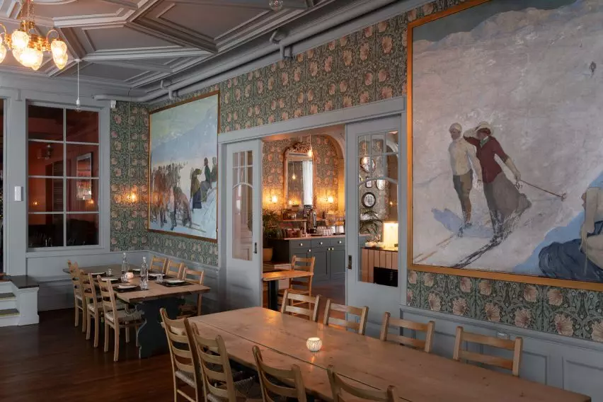 Sala da pranzo dell'hotel Hotel Finse 1222 con carta da parati floreale e mobili in legno