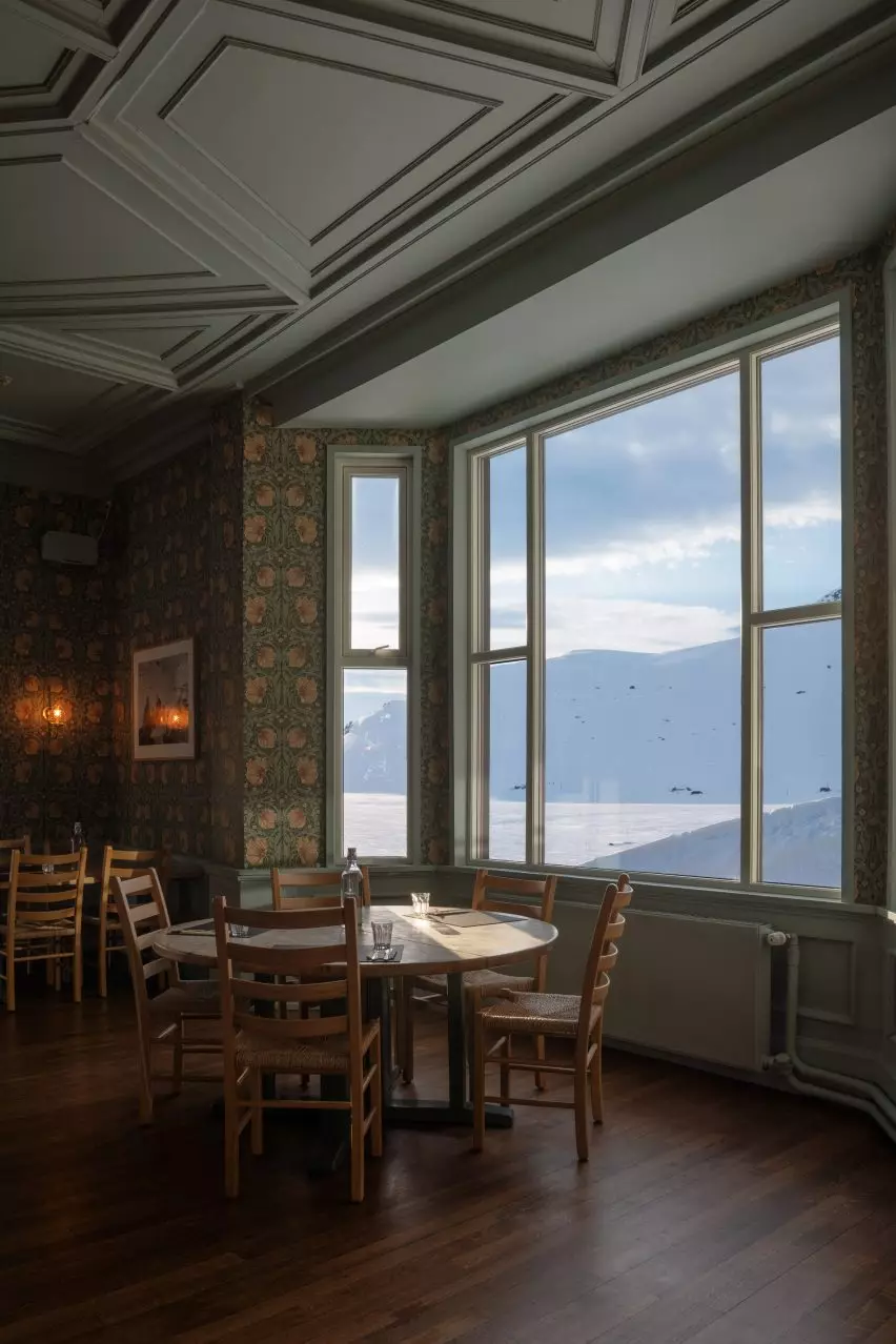 Sala da pranzo dell'hotel di Snøhetta con carta da parati floreale e mobili in legno