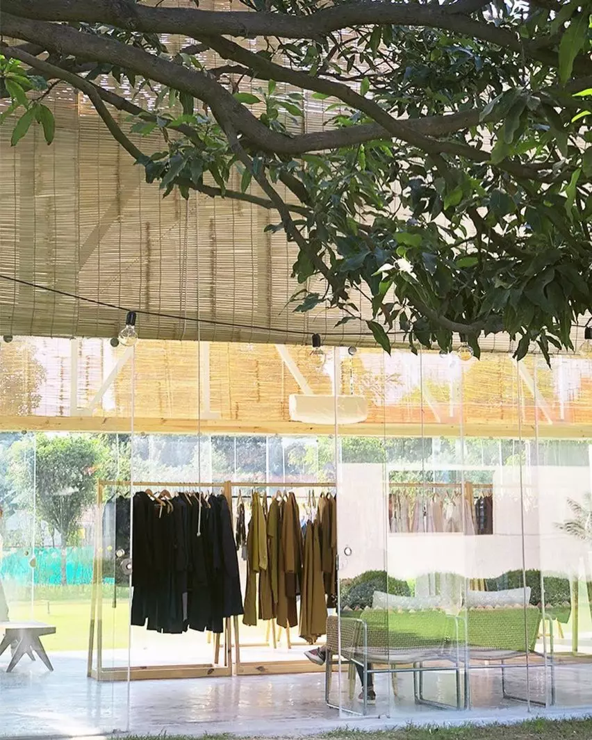 Bambus Schiirme decken Bodice Flaggschëff zu New Delhi