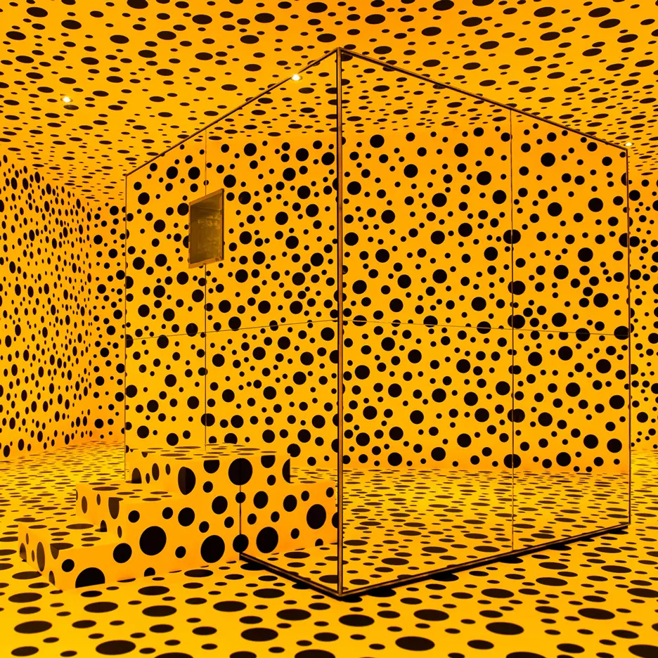 ໃນການຕິດຕັ້ງ Infinity ໂດຍ Yayoi Kusama ສໍາລັບ Louisiana MoMa