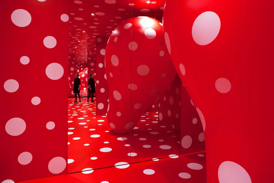 Hauv Infinity installation los ntawm Yayoi Kusama rau Louisiana MoMa