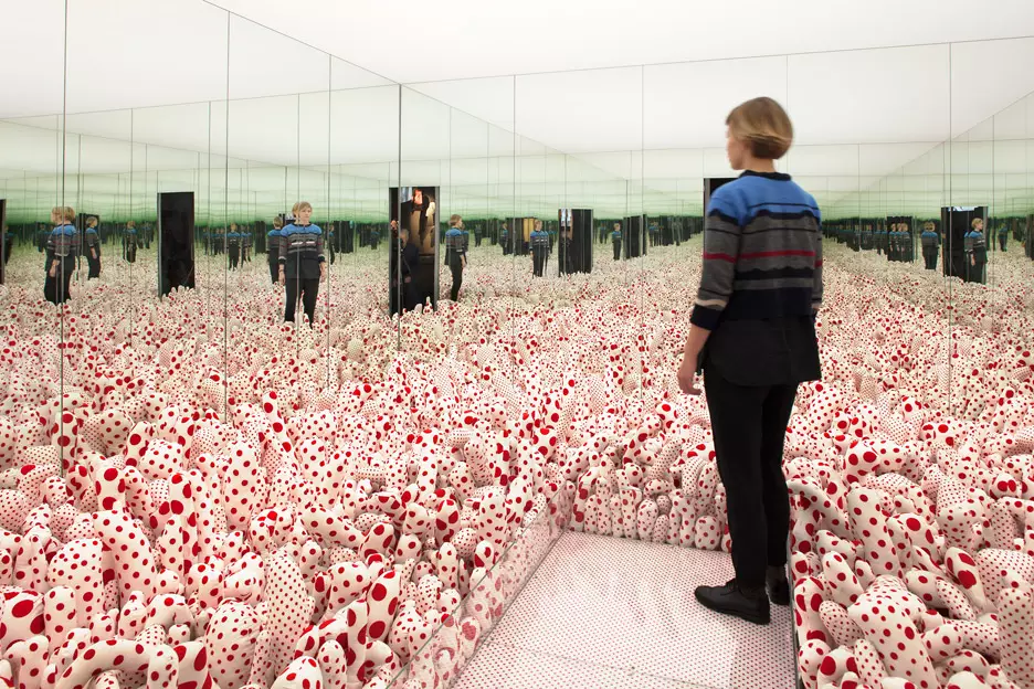 Luiziana MoMa uchun Yayoi Kusama tomonidan Infinity o'rnatishda