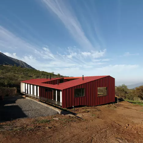 MAPA atualiza bloco habitacional chileno com fachada de tijolos texturizados 31917_4