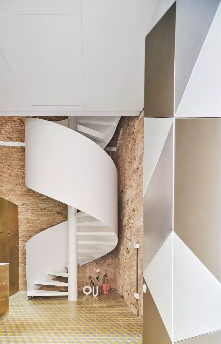 Fitur tangga spiral di dalam BSP20 House oleh Raúl Sánchez Architects