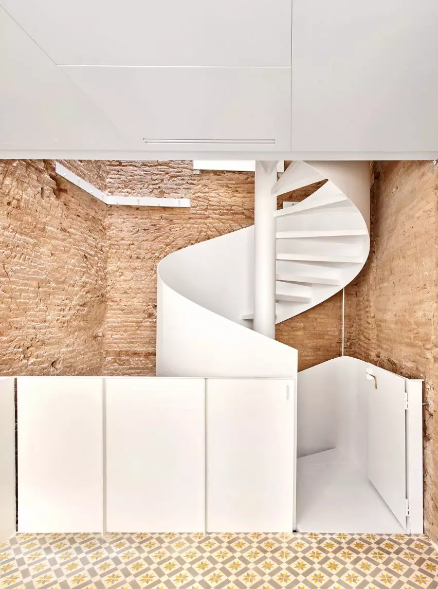 Spiraltrappa har inuti BSP20 House av Raúl Sánchez Architects