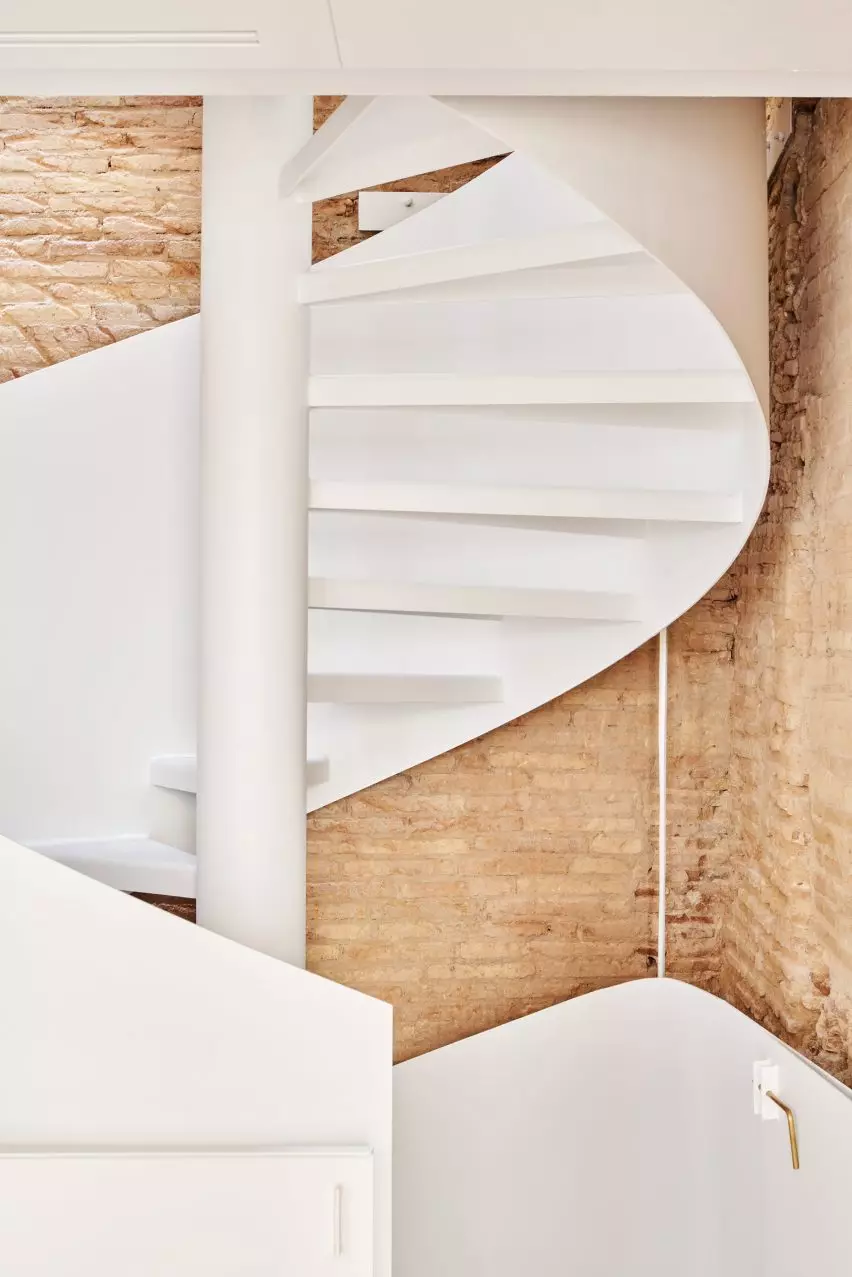 מדרגות לולייניות מופיעות בתוך בית BSP20 מאת Raúl Sánchez Architects