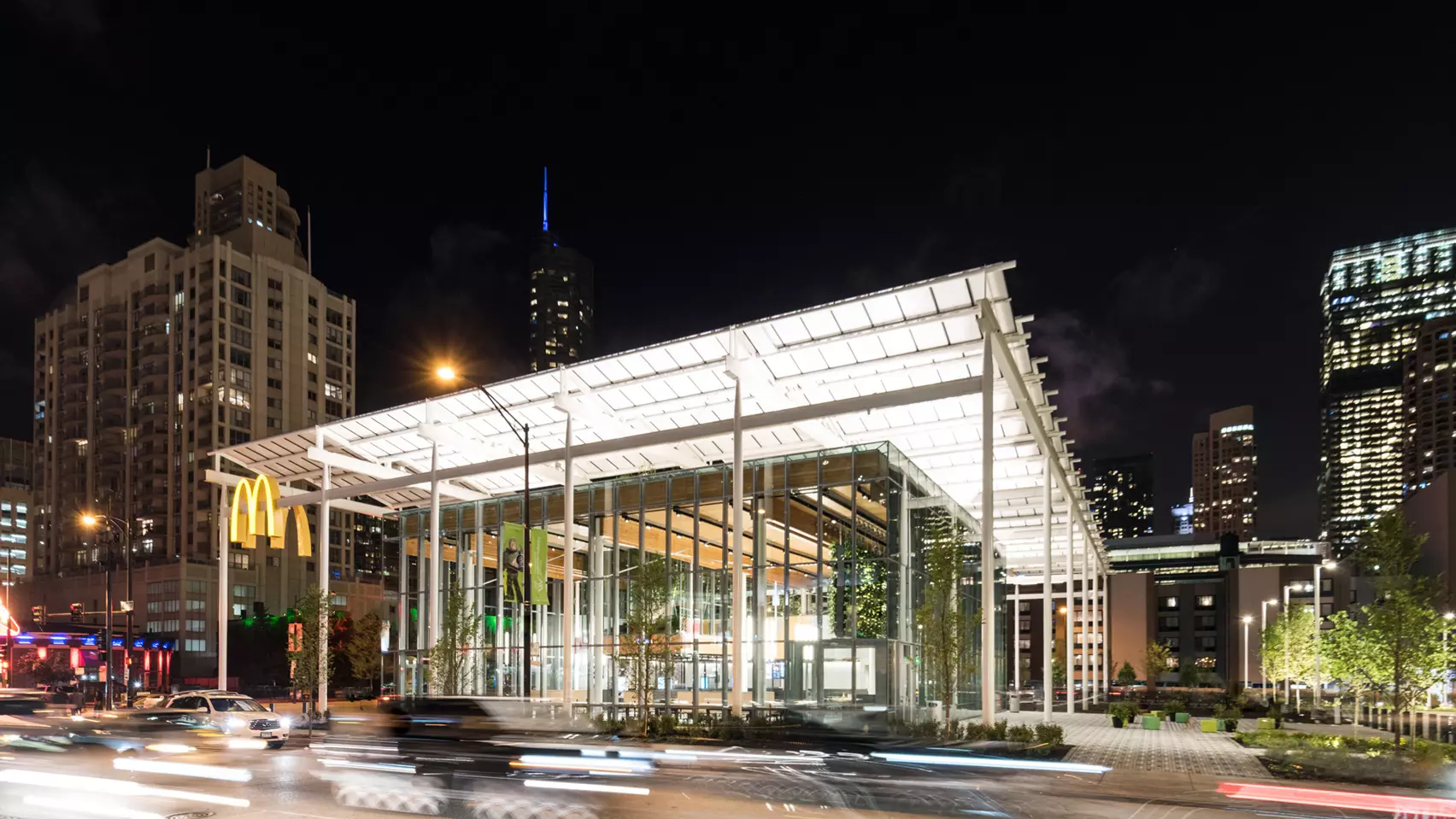 Chicago McDonald's par Ross Barney Architects comparé aux magasins Apple