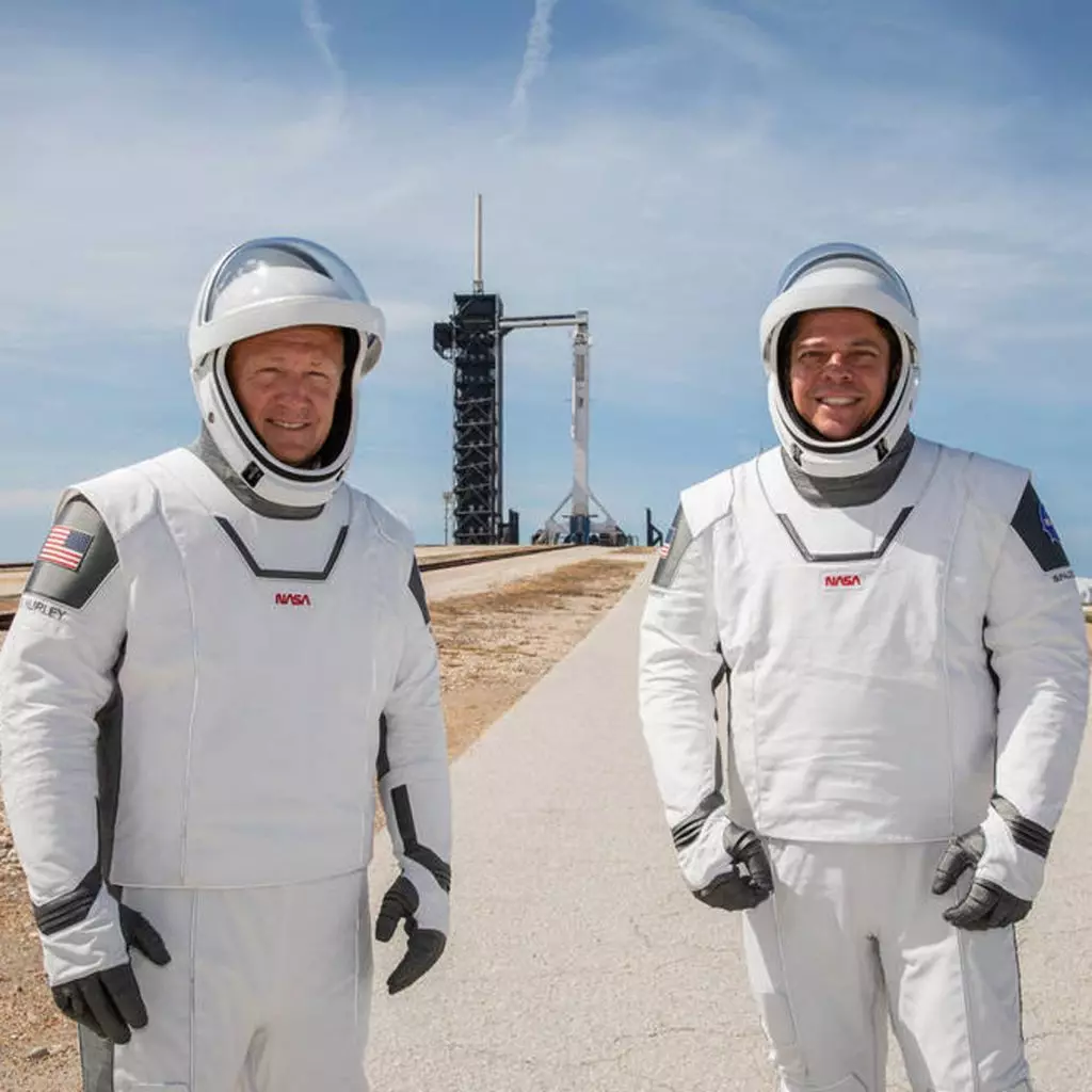 NASA genopliver "orm"-logoet og debuterer SpaceX-rumdragter