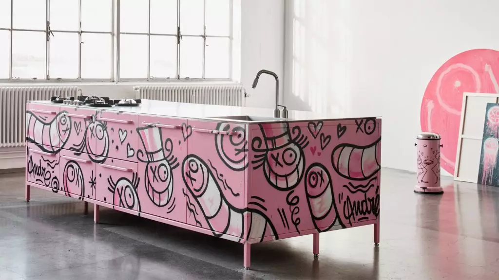 Setaki sa seterateng André Saraiva o koahela Vipp homeware ka graffiti