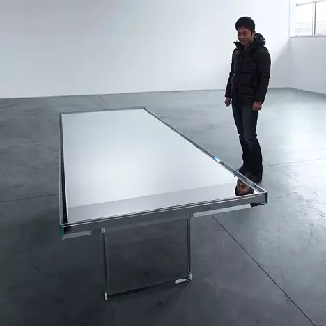 PRISM Mirror Table ni Tokujin Yoshioka