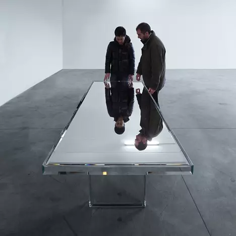 PRISM Mirror Table ni Tokujin Yoshioka