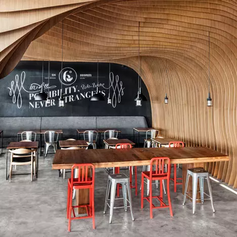 6 Degrees Cafe in Indonesia di OOZN Design