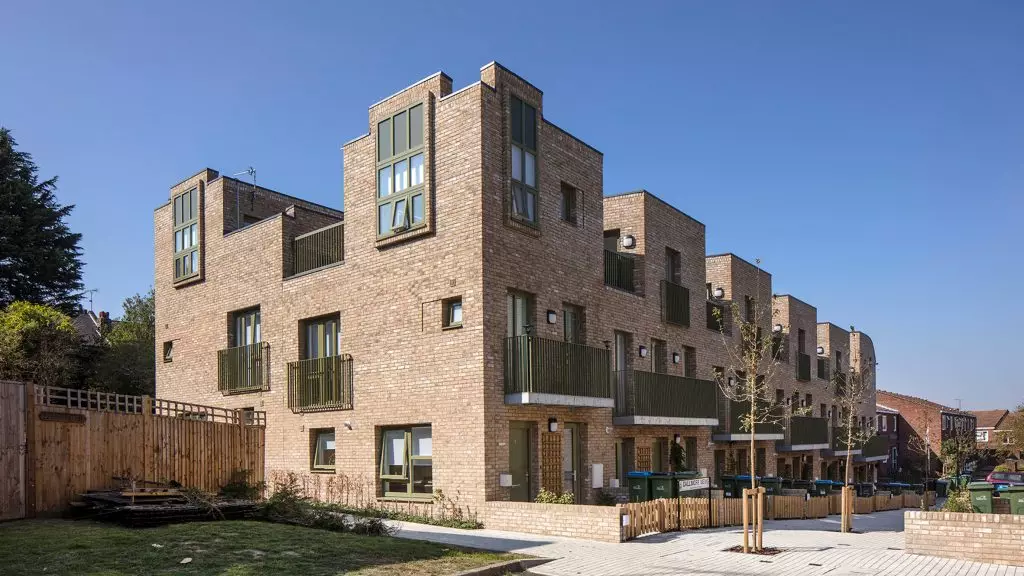 Η Peter Barber Architects προσθέτει σπίτια με βεράντα στο νότιο Λονδίνο